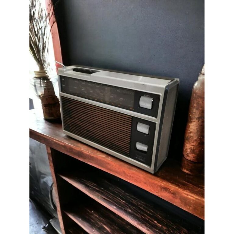 Vintage Philips Portable Radio | DoubleTelectrics